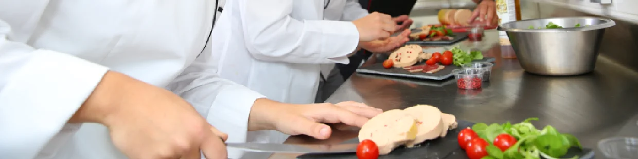Devenir Serveur : formation, salaire, fiche métier