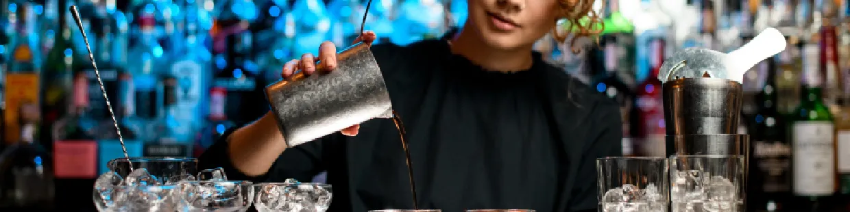 Devenir Barmaid / Barman : formation, salaire, fiche métier